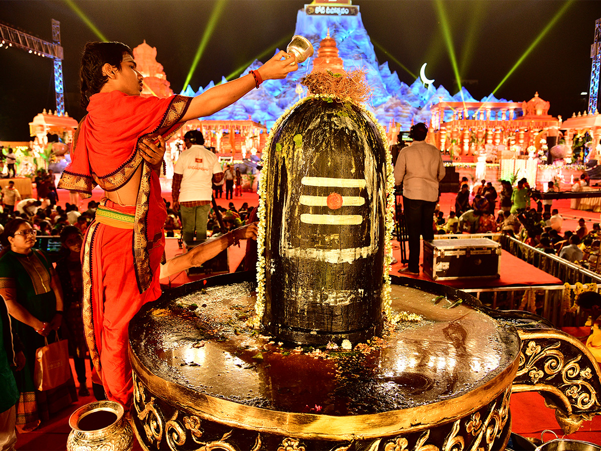 హైదరాబాద్ : ఎన్టీఆర్ స్టేడియంలో ఘనంగా కోటి దీపోత్సవం (ఫొటోలు) | Koti Deepotsavam 2023 In NTR ...